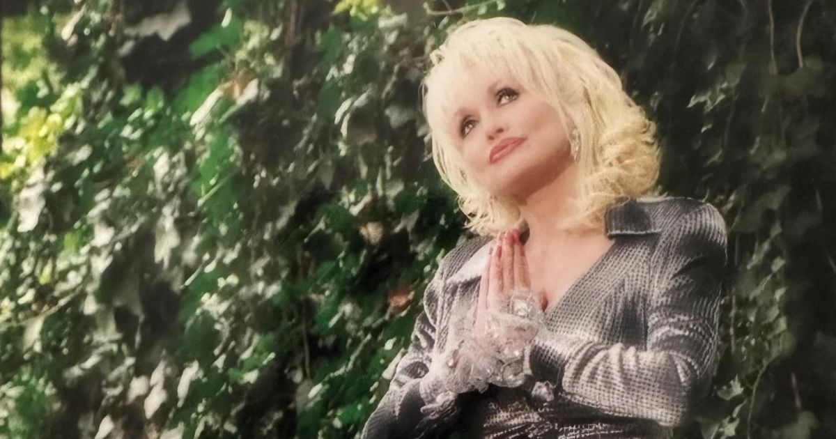Irmã de Dolly Parton pede orações por saúde da cantora | CNN Brasil