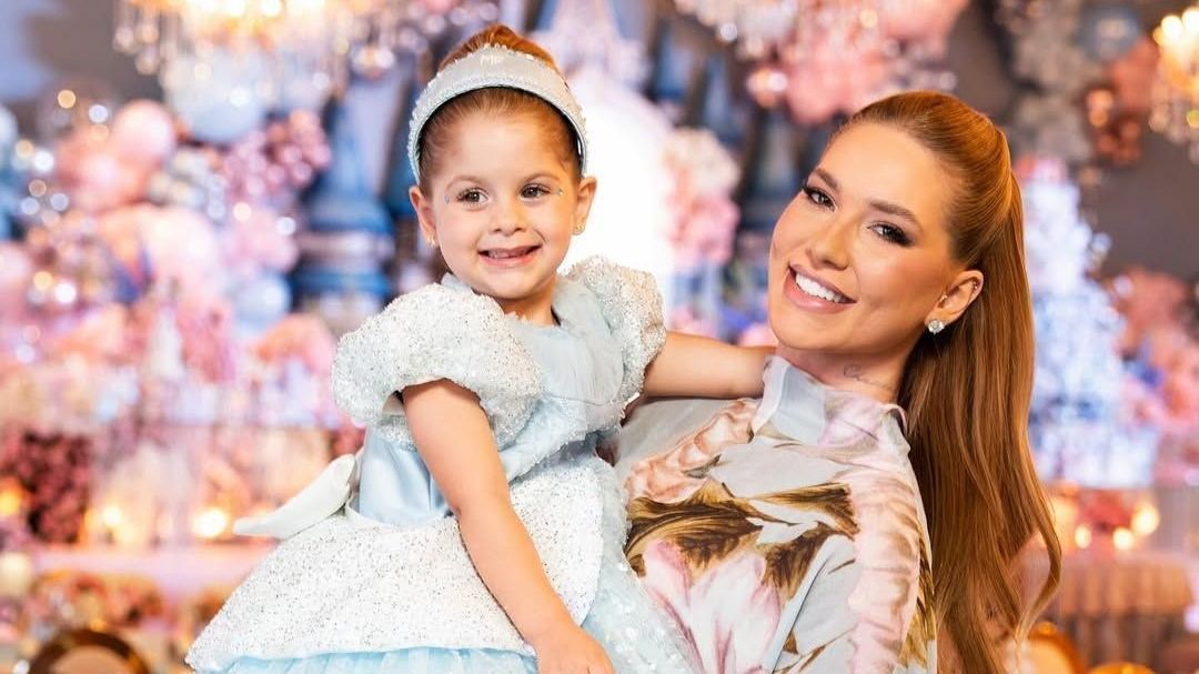 Virginia encanta web ao mostrar a filha Maria Flor sendo "blogueira ...