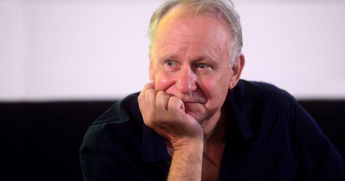 Stellan Skarsgård diz que caçula sofre por ser nepo baby: "Não tem ...