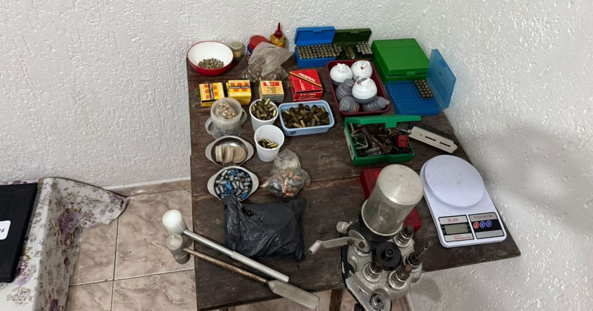 Polícia apreende granada e colete balístico em operação em SP | CNN Brasil