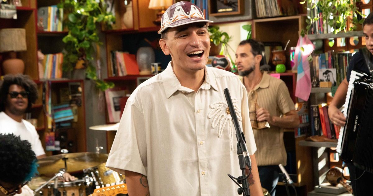 "Tiny Desk": conheça o projeto musical que chegou ao Brasil | CNN Brasil