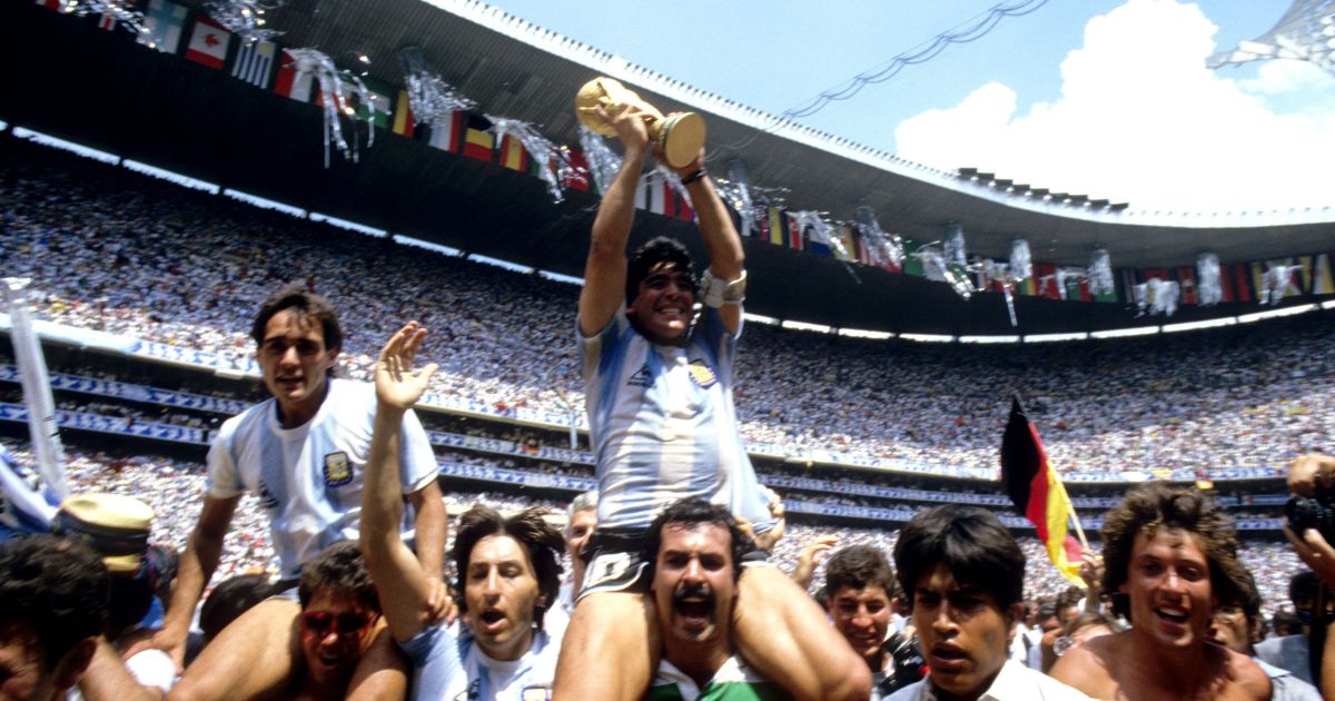 Morre torcedor que carregou Maradona nos ombros na Copa de 1986 | CNN ...