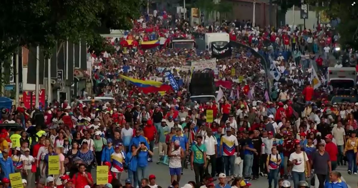 Apoiadores de Maduro marcham na Venezuela em meio à tensão com EUA ...