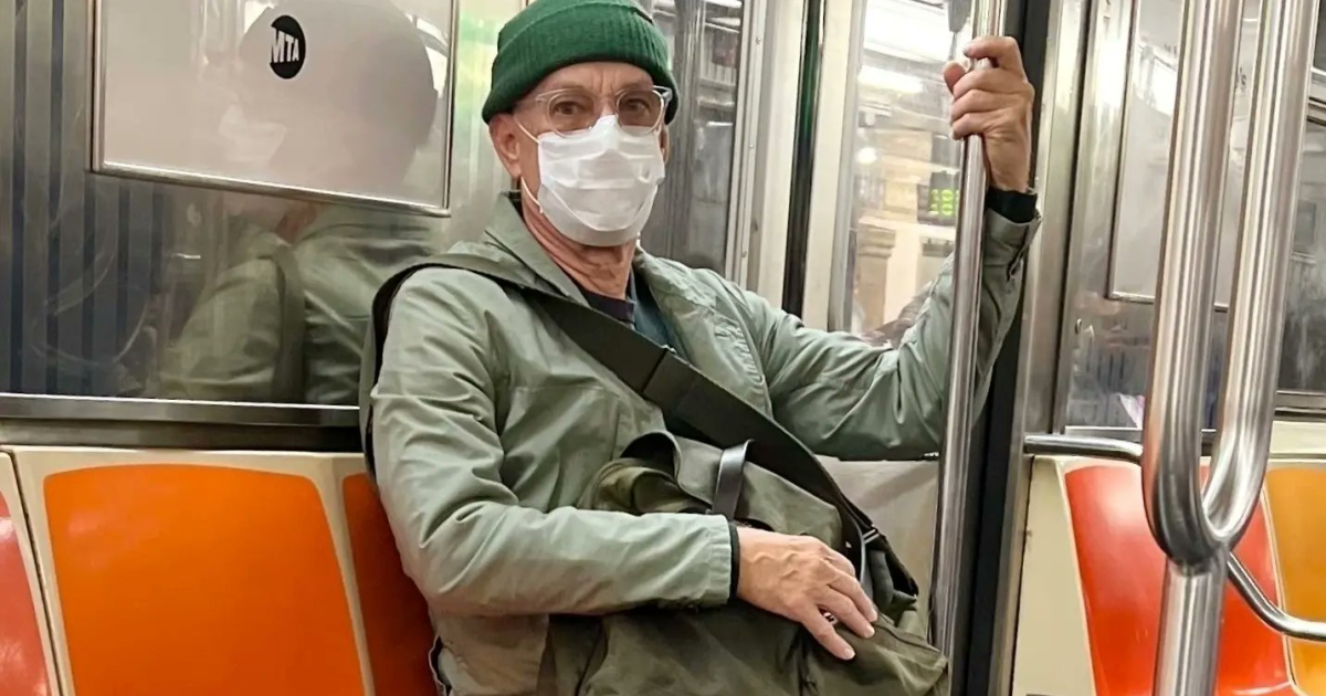 Tom Hanks é flagrado andando de metrô em NY usando disfarce; veja fotos ...