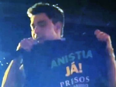 Zezé Di Camargo levanta camiseta com "Anistia Já" durante show em SC ...