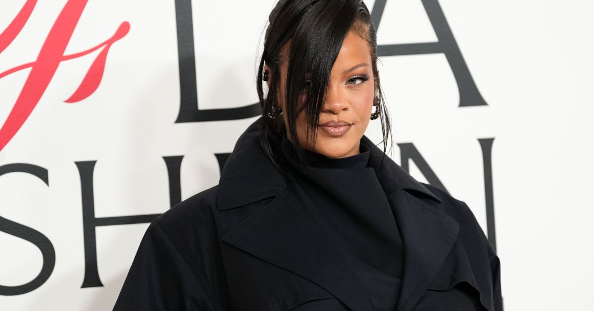 Rihanna faz primeira aparição pública com a filha; veja foto | CNN Brasil