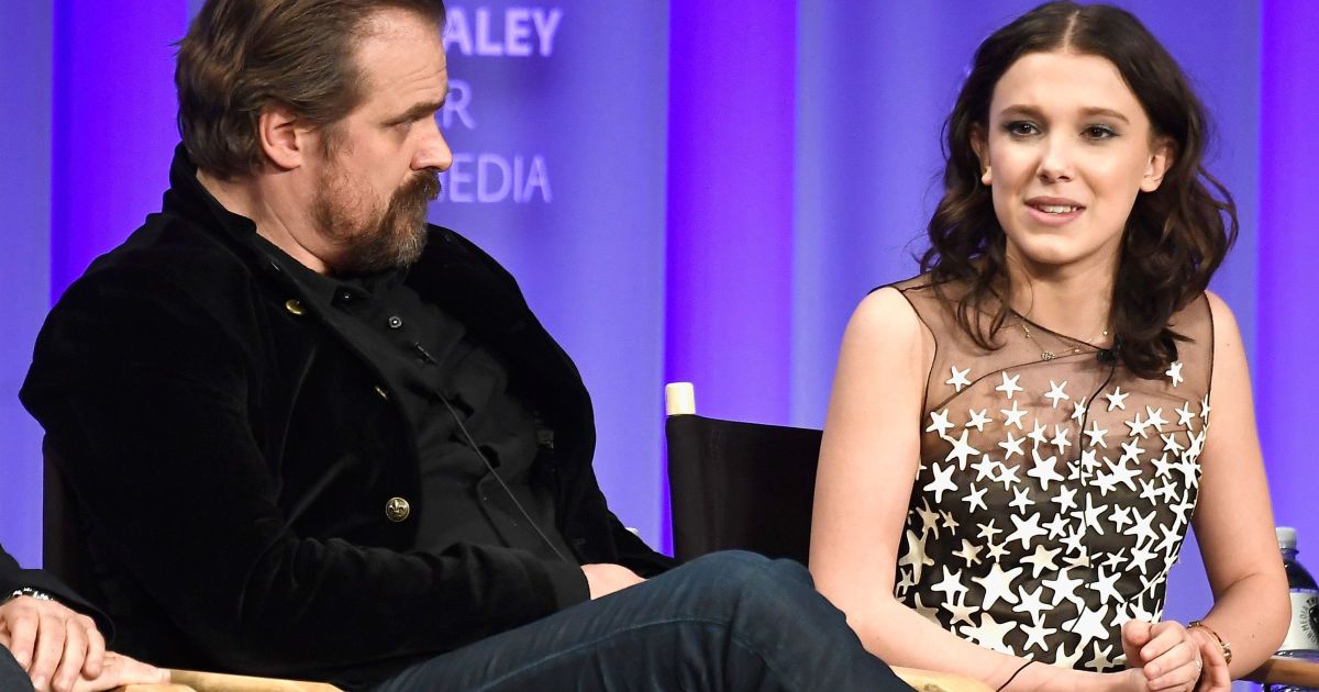 Millie de "Stranger Things" acusa ator de assédio, diz jornal britânico ...