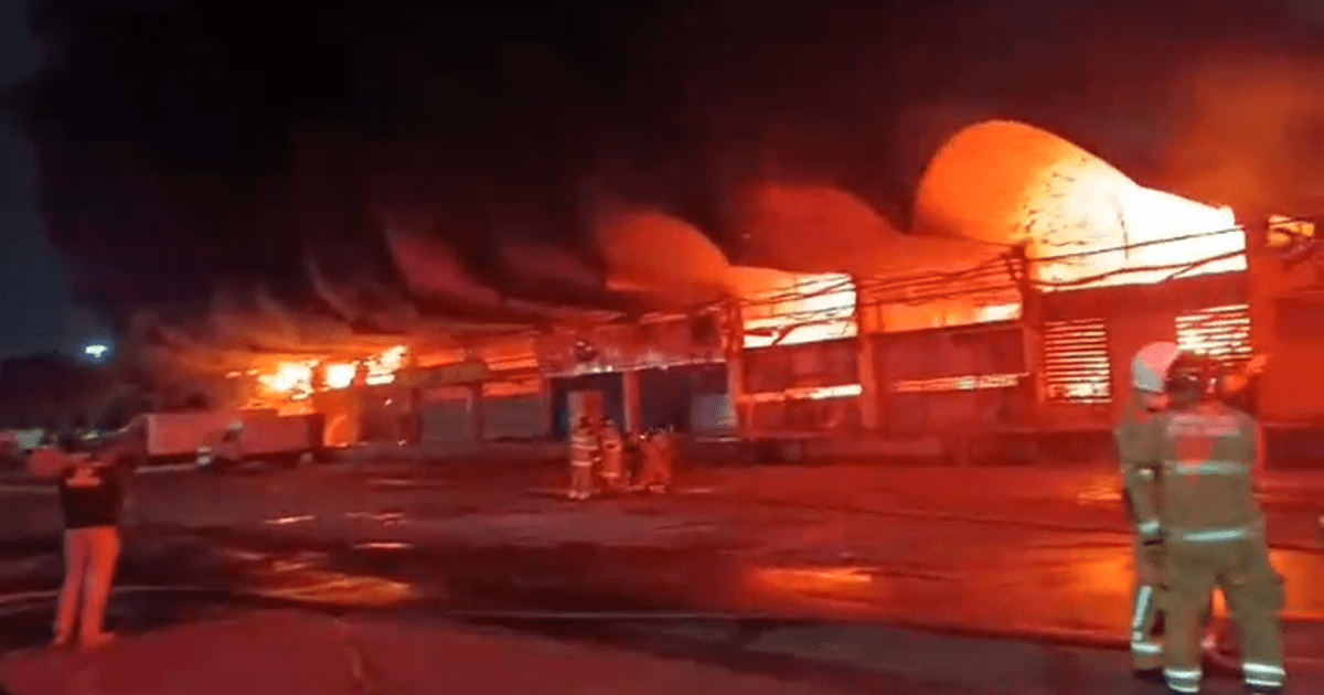 Quatro bombeiros passam mal durante combate a incêndio na Ceasa no Rio | CNN Brasil