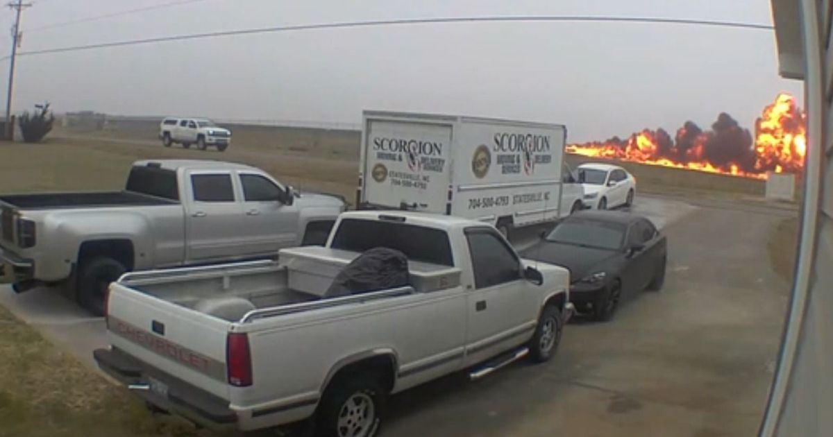 Veja momento em que avião com ex-piloto da Nascar cai e explode nos EUA ...