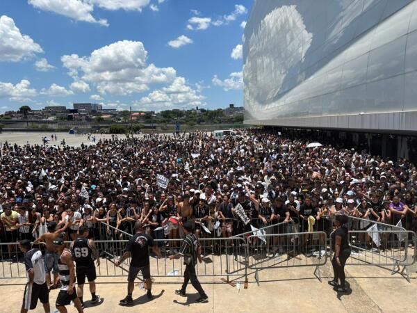 Torcedores passam mal com calor intenso e multidão em festa do ...