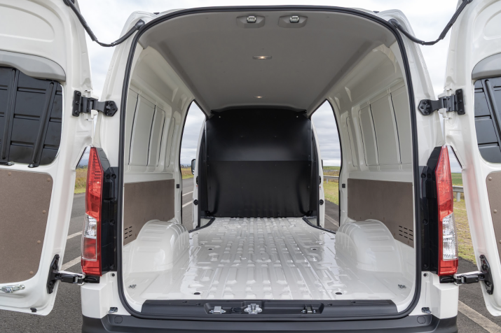 Toyota Hiace ganha versão furgão no Brasil por R$ 305 mil; conheça ...