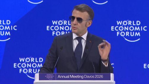 Macron chama atenção ao discursar em Davos com óculos esportivo | CNN ...