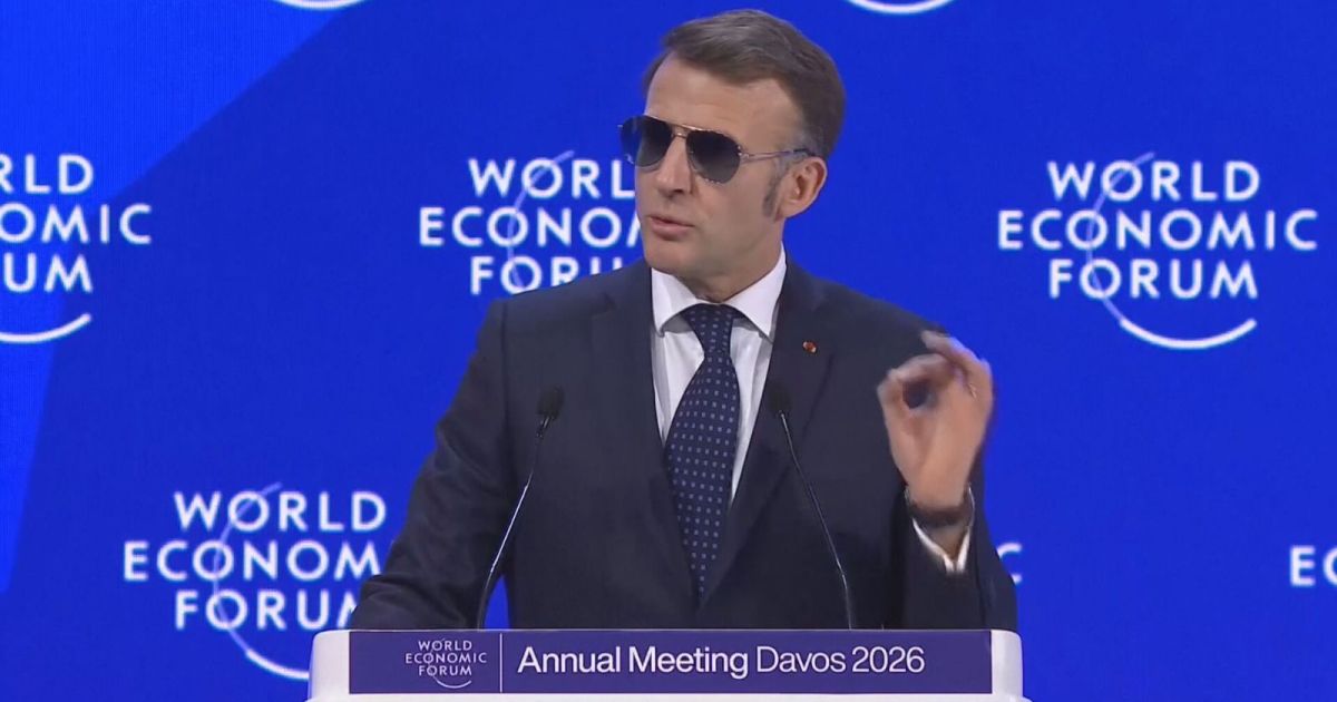 Macron chama atenção ao discursar em Davos com óculos esportivo | CNN ...