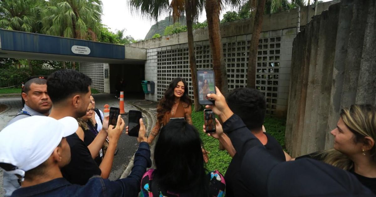 Fora do BBB, Aline Campos posa com fãs na porta da Globo; veja fotos ...