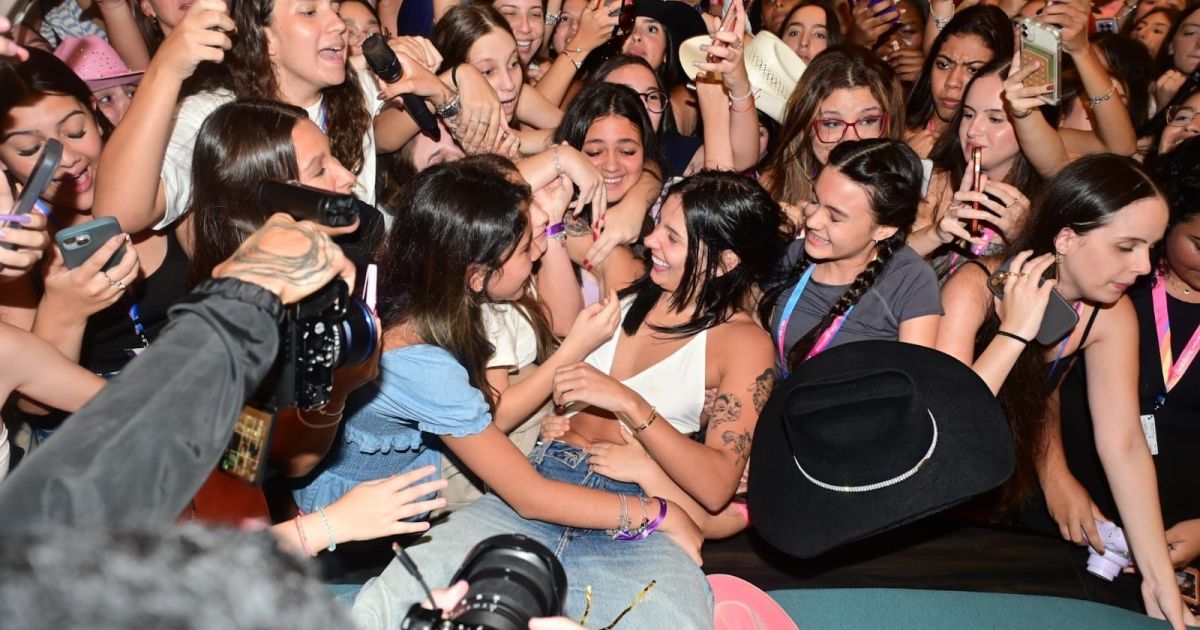 Ana Castela se joga no público em navio temático | CNN Brasil