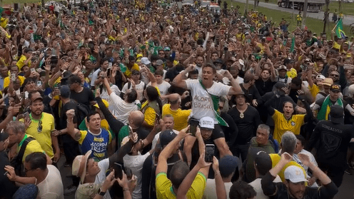 Caminhada de Nikolas chega ao DF; deputado usa colete à prova de balas ...