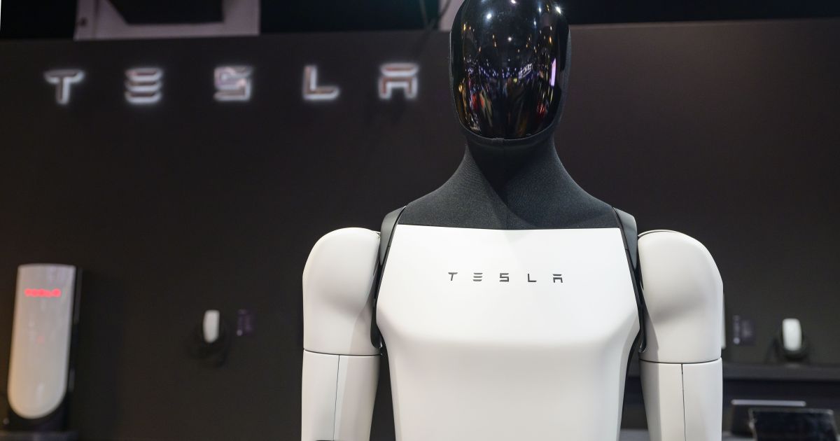 Tesla abandona carros de luxo para apostar em robôs humanoides | CNN Brasil