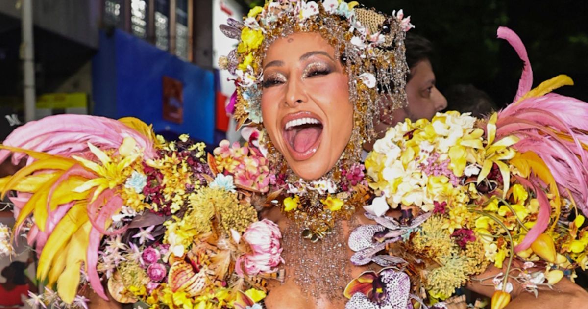 Sabrina Sato usa body cavado, animal print e flores em ensaio da Vila ...