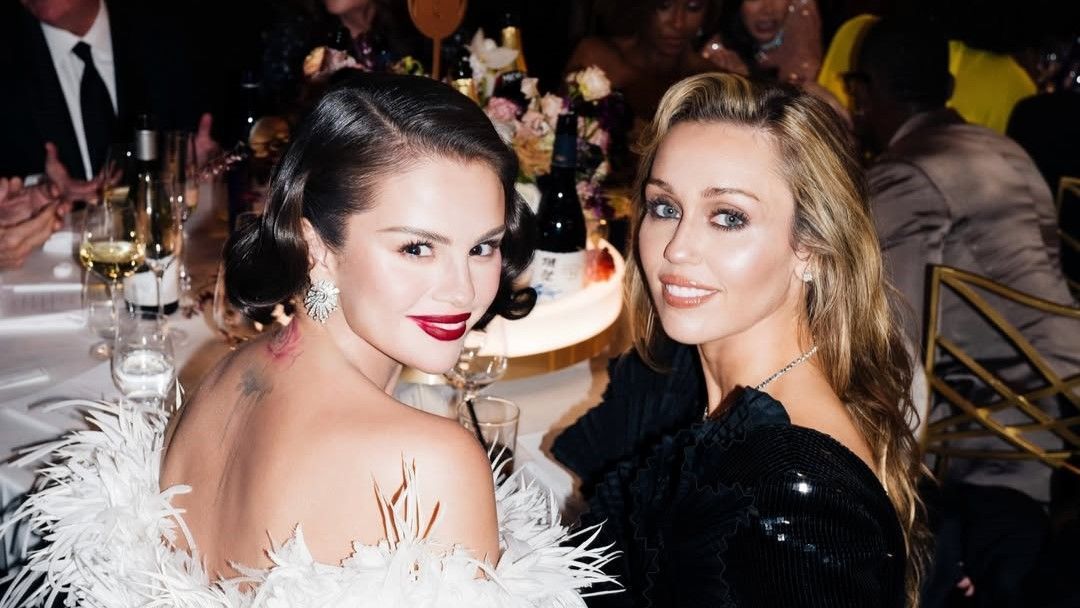 Reencontro de Selena Gomez e Miley Cyrus no Globo de Ouro emociona fãs ...