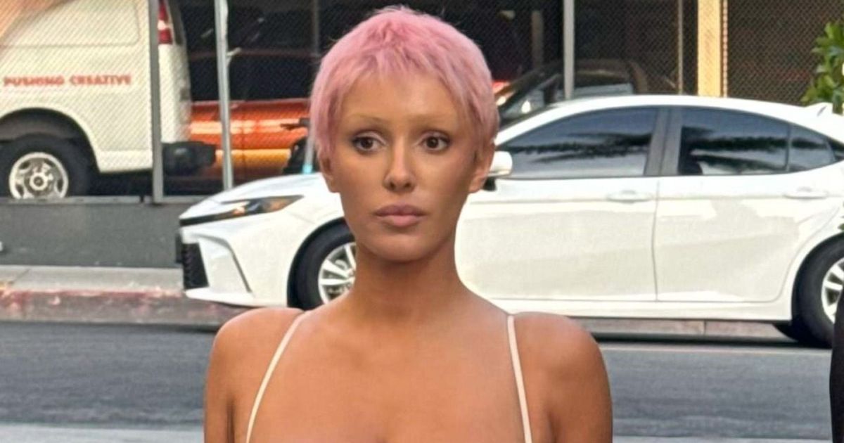 Esposa de Kanye West, Bianca Censori, surge com fios rosa e micro ...