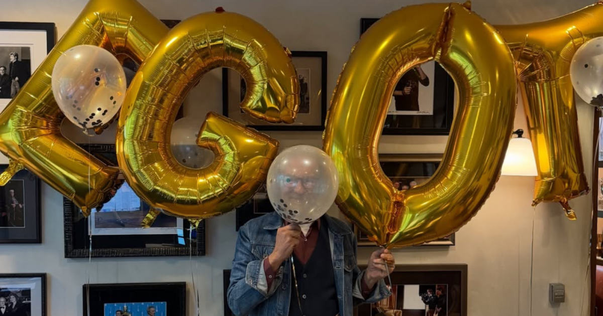 Com balões dourados, Steven Spielberg comemora EGOT | CNN Brasil