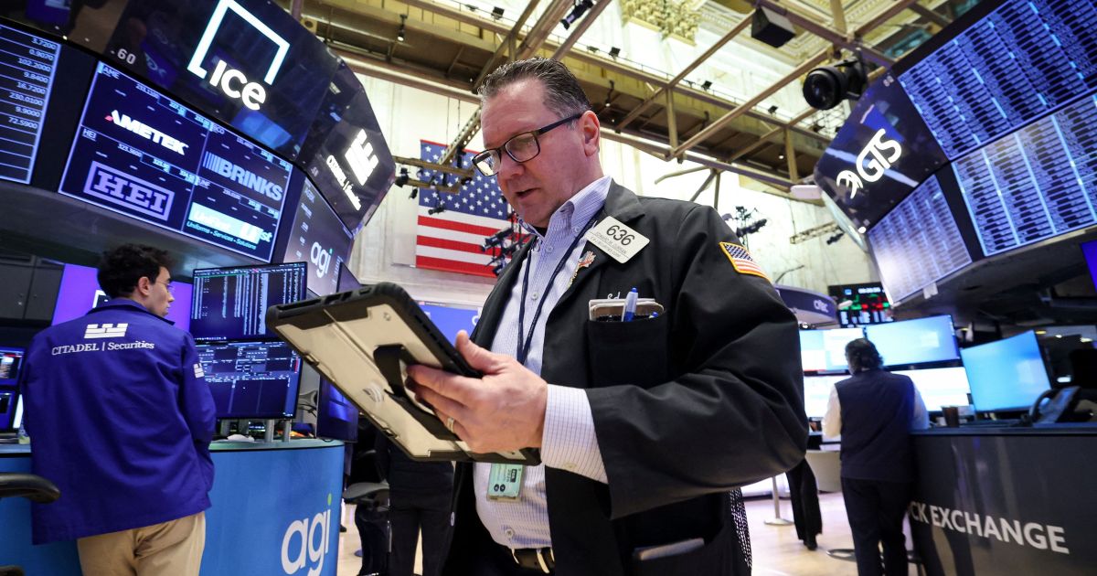 Wall Street opera em alta antes de divulgação da ata do Fed | CNN Brasil