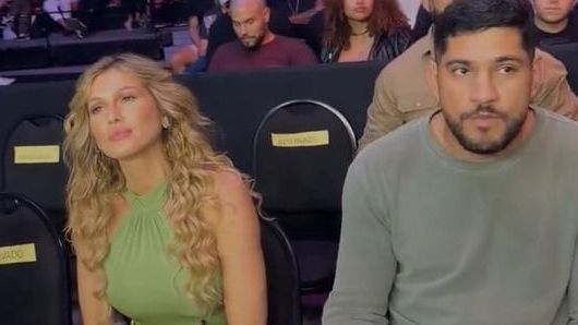 Astro do UFC, Alex Poatan aparece com Lívia Andrade em evento de luta ...