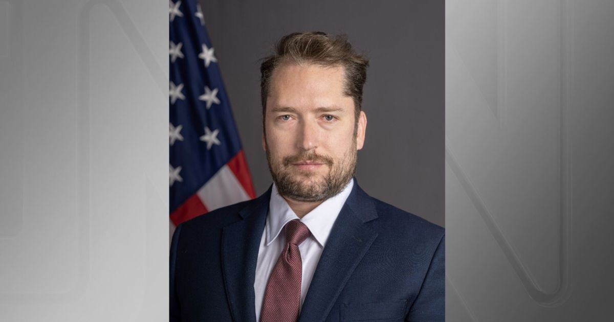 Quem é Darren Beattie, assessor de Trump que teve visto revogado por ...
