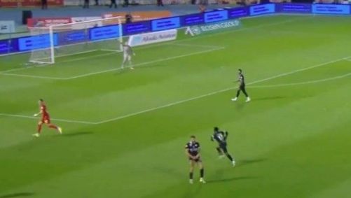 Virou "moda"? Zagueiro faz gesto obsceno e é expulso no Campeonato ...
