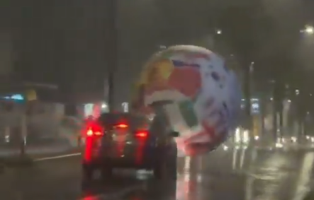 Vídeo: bola gigante rola pelas ruas de El Salvador durante tempestade ...