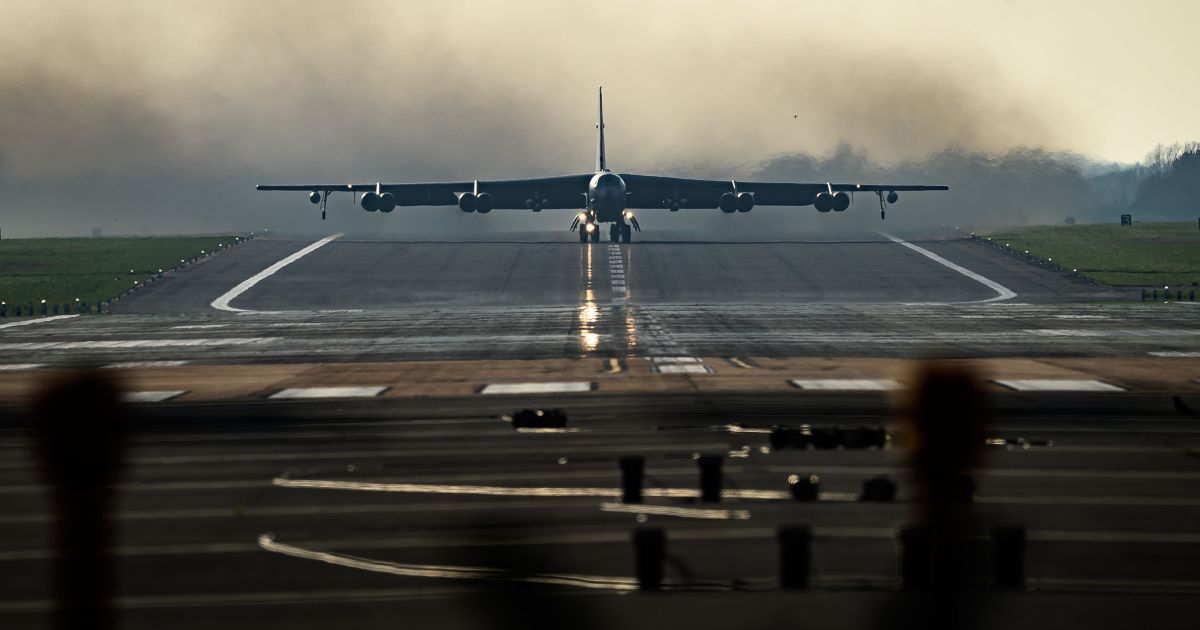 Avião militar cai após decolagem nos EUA, dizem militares | CNN Brasil
