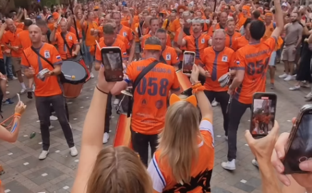 Torcedores da Holanda tocam samba antes de partida na Copa do Mundo ...
