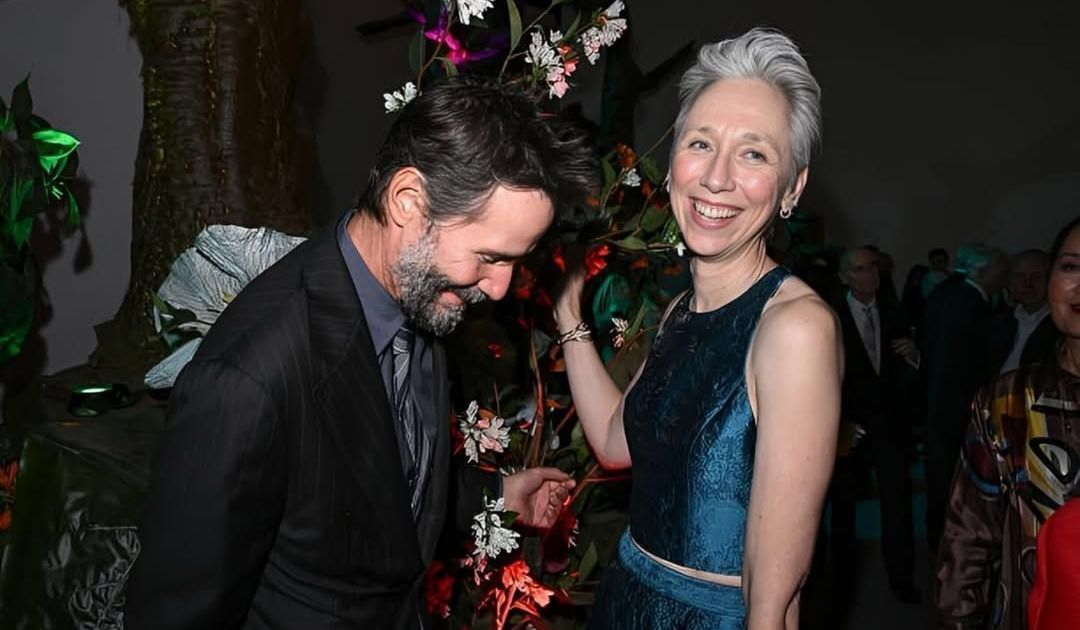 Keanu Reeves posa junto com namorada em evento em LA: "Fácil de amar ...