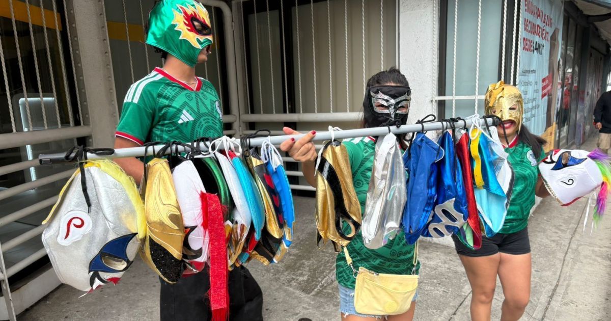 Mercado pirata na porta do Azteca tem camisas do México e máscaras de ...